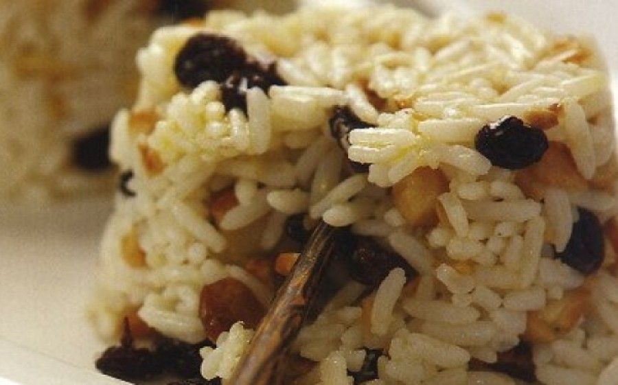 Πιλάφι με σταφίδες και αμύγδαλα