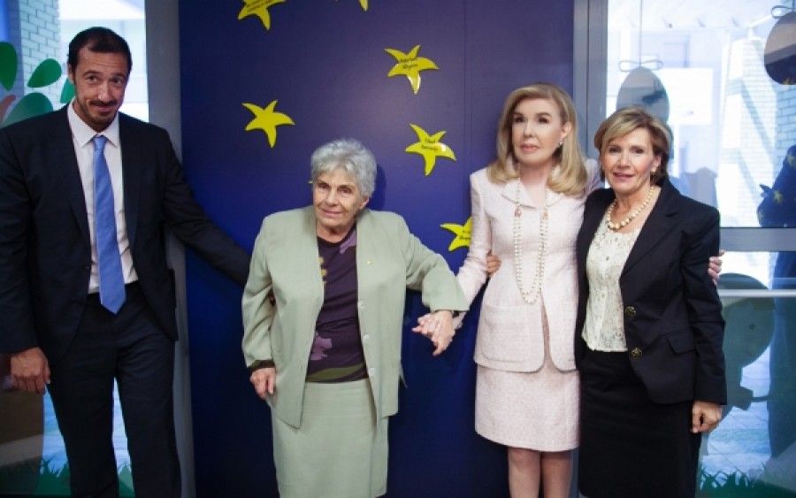 Η Κική Δημουλά κοντά στα παιδιά της «ΕΛΠΙΔΑΣ»