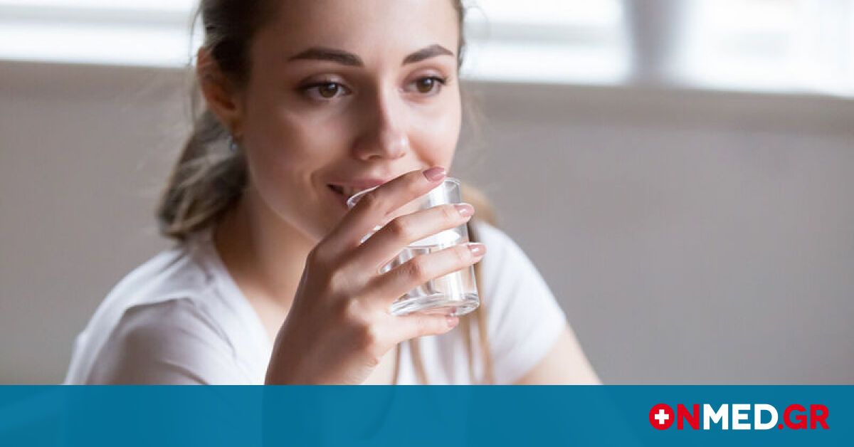 Μήπως δεν πίνετε αρκετό νερό; Ποια σημάδια στέλνει το σώμα (video)