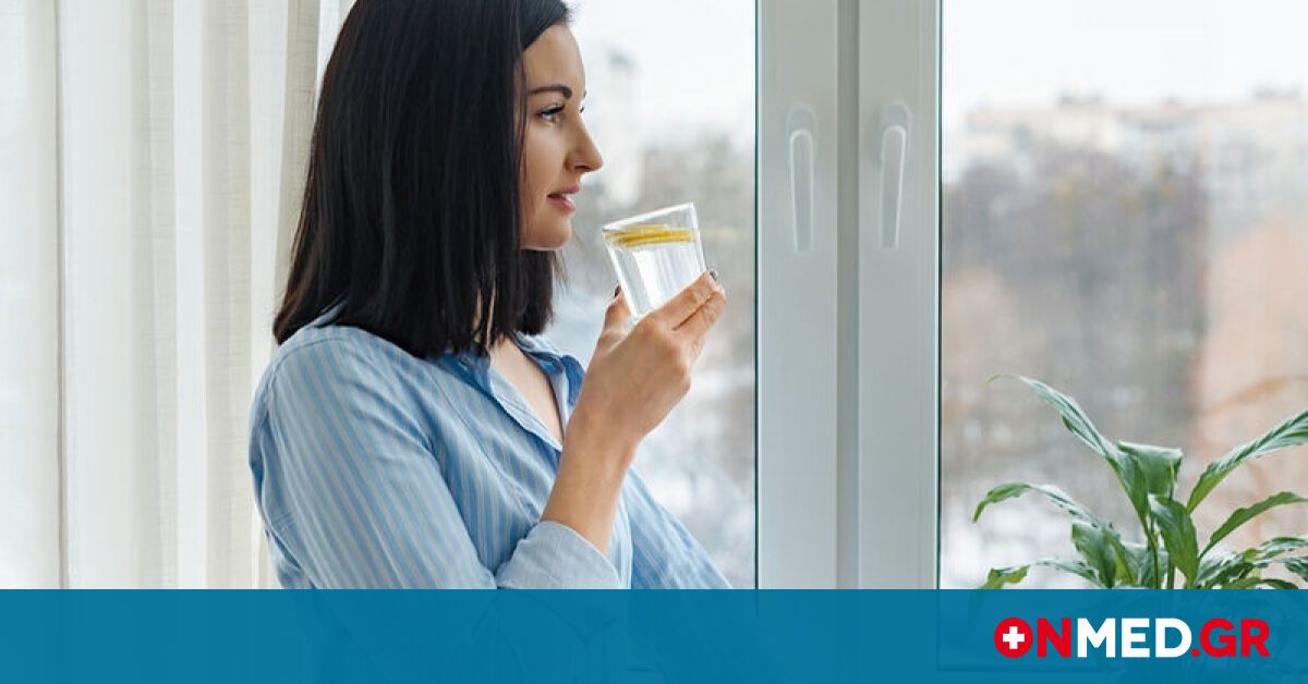Νερό με λεμόνι το πρωί: 7 οφέλη για την υγεία (εικόνες)
